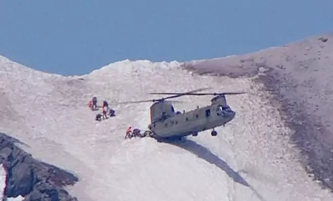 Një helikopter ngarkesash ankohet në një mal: aftësi unike e pilotit