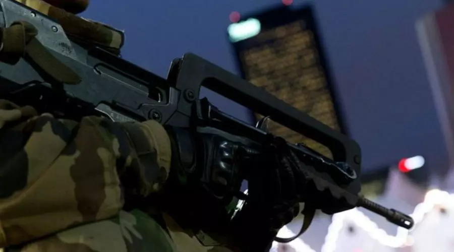 FAMAS Pushka e sulmit FAMAS bazohet gjithashtu në paraqitjen e bullpup. Për të fuqizuar F1, ai përdor revista të drejta të tipit kuti me 25 raunde me vrima për kontrollin vizual të numrit të fishekëve të mbetur. Pushka normalisht është e pajisur me një thikë bajonetë të montuar mbi tytë. Dizajni i përgjithshëm i suksesshëm tani njihet si disi i vjetëruar. Franca po përgatitet të ri-armatoset me NK416 gjermane.