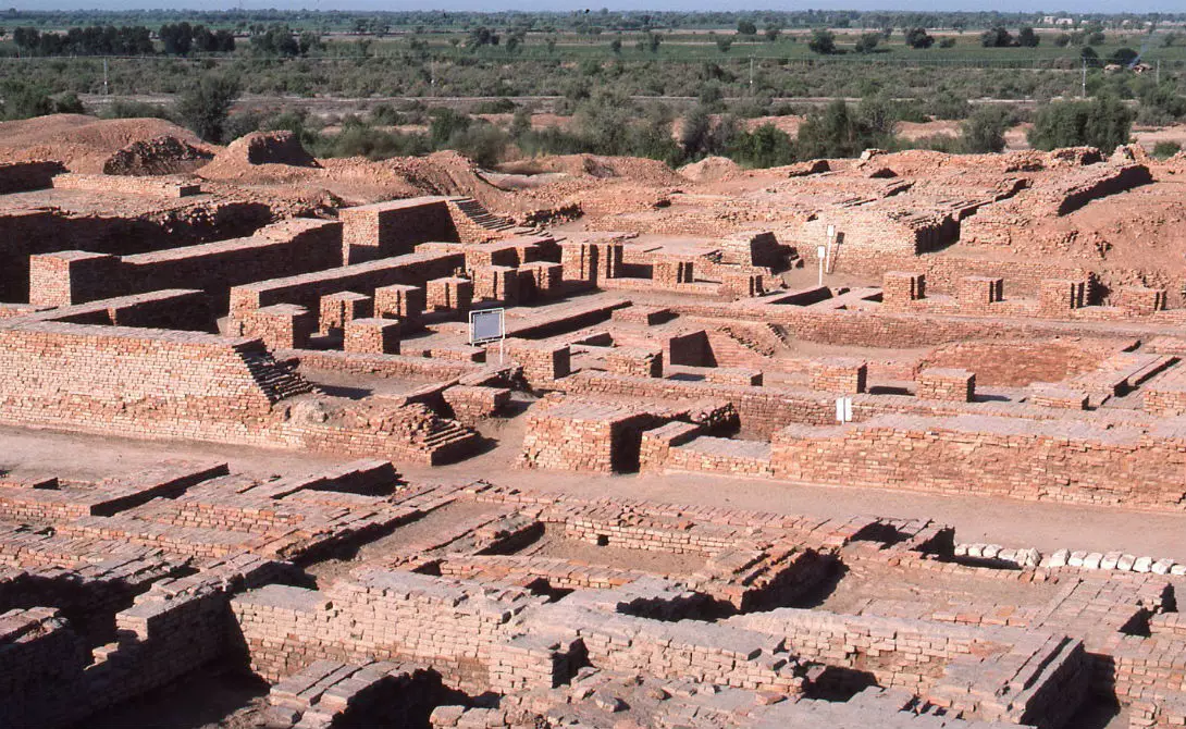 Harappan 문명 고대 이집트, 수메르 문명과 함께 인도 문명은 인류 역사상 가장 오래된 문명 중 하나로 간주됩니다. 그것은 한 번에 두 대륙에 걸쳐있는 거대한 영토를 차지했습니다. 불행히도 Harappan 문화도 쇠퇴했습니다. 고고학자들은 사람들이 갑자기 도시 전체에서 자신의 자리에서 떨어져 불모의 땅으로 들어간 많은 증거를 찾습니다.