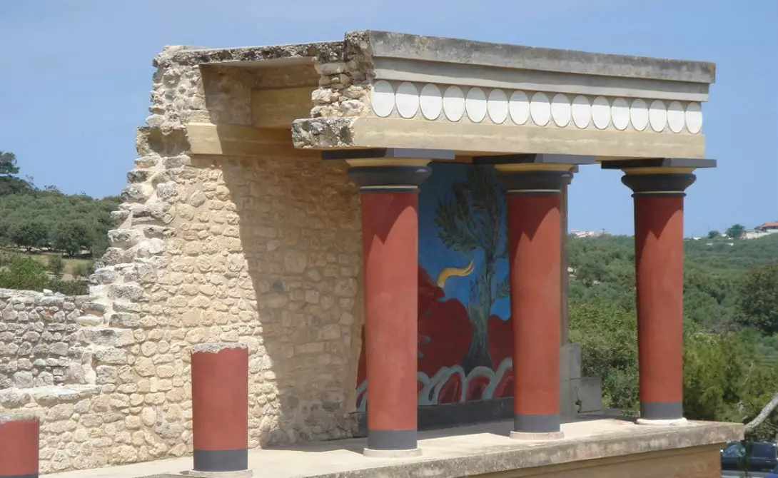 Qytetërimi Minoan Mos harroni labirintin në të cilin ishte burgosur minotauri mitik (dhe ndoshta mjaft real)? Për lehtësi, arkeologët e quajtën të gjithë kulturën sipas mbretit të madh të Kretës - Minos. Kultura Minoane u bë qytetërimi i parë në të gjithë Evropën. Historianët e lidhin shembjen e tij me një shpërthim vullkanik, megjithatë, kjo teori ka kundërshtarët e saj. Në të vërtetë, pse shpërthimi ishte në gjendje të befasonte njerëzit, të cilët i njihnin plotësisht zakonet e malit të tyre të lindjes? Dhe pse ata nuk u arratisën me anije të shumta, megjithëse u vlerësuan se ishin marinarë të patejkalueshëm?