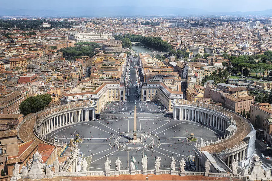 Vaticano, Italia Escenario do apocalipse: o mundo é capturado por un ditador Este é o país máis pequeno do mundo. Non ten unha industria desenvolvida nin recursos naturais. A principal fonte de ingresos son as doazóns de católicos e o principal valor do país está representado polas obras mestras da arquitectura. É improbable que un ditador que decidiu conquistar o mundo estea interesado neles, polo menos en primeiro lugar. Polo tanto, aquí podes agocharte con seguridade, aínda que por un tempo, e ao mesmo tempo recibir a absolución do propio Papa.