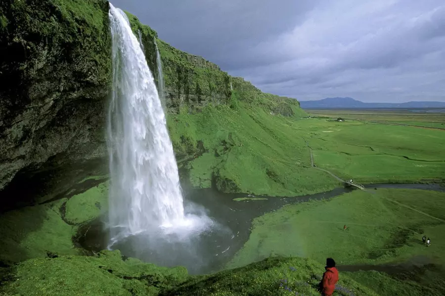 Islandia Escenario do apocalipse: destrución do planeta Tanto se se trata dun asteroide ou doutro perigo do exterior que ameaza con provocar unha grave destrución do planeta, é mellor buscarlle refuxio en Islandia. Os ríos de montaña, alimentados por glaciares, proporcionarán auga e comida, e a calor subterránea dos volcáns pode usarse definitivamente e cultivar os mesmos plátanos. Prados verdes sen fin, enormes reservas naturais de auga doce e o aire máis puro son argumentos de peso a favor de comezar a reconstruír o mundo desde este mesmo lugar.