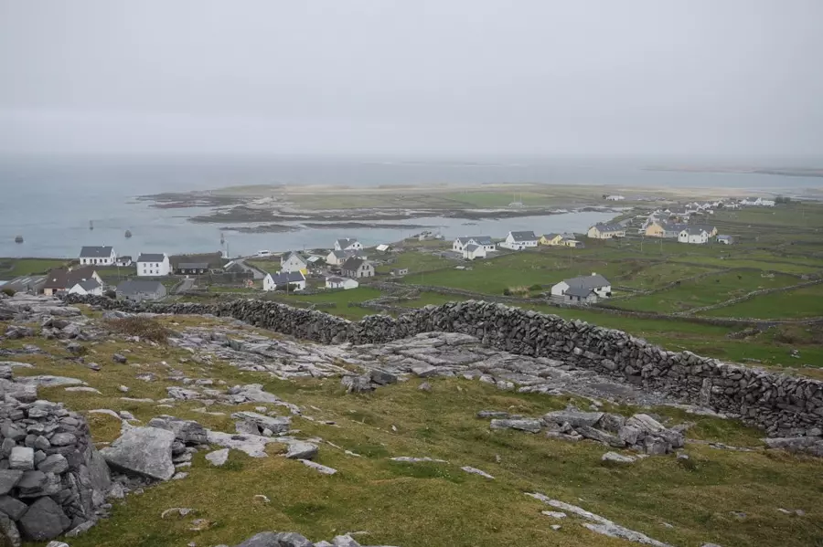 Aran, l-Irlanda Xenarju tal-apokalissi: l-invażjoni tal-aljeni Mill-aljeni li għamlu rejd fuq id-Dinja, li ddeċidew li jasslu l-popolazzjoni tal-pjaneta u jiżviluppaw ir-riżorsi naturali kollha, wieħed għandu jaħrab lejn il-Gżejjer Aran. "Għaliex eżattament Aran" - tistaqsi? Minħabba li dan huwa t-tmiem veru tad-dinja, iżolat kemm mill-Islanda nnifisha kif ukoll minn pajjiżi oħra. Jidher li ż-żmien waqaf hawn: l-okkupazzjoni ewlenija tal-gżejjer għadha l-biedja u s-sajd, barra minn hekk, huma jippreservaw bir-reqqa d-drawwiet u l-kultura tagħhom. Li tasal hawn huwa bħallikieku fuq magna tal-ħin u tmur lura diversi għexieren ta 'snin. Mistednin minn pjaneta oħra li m’għandhomx provvista qasira ta ’affarijiet tas-suf u kostumi nazzjonali żgur mhux se jiġu hawn, allura tista’ tistenna invażjoni aljena hawnhekk, taħżen ftit pints ta ’Guiness.