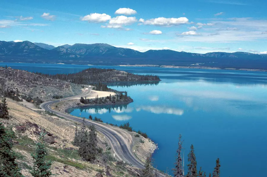 Yukon, Kanada Scenarij apokalipse: globalno zatopljenje Ako se led i sav snijeg otope, mnoge će zemlje i gradovi biti poplavljeni. London, Venecija, Nizozemska, dio Danske, Buenos Aires, obala Urugvaja i mnoga druga mjesta bit će pokopani pod vodom. No, na karti će ostati i zasebna područja zemlje na kojima će se i dalje moći nastaniti. Jedan od njih je teritorij na sjeverozapadu Kanade Yukon. Zbog ne baš prijateljske klime, ovdje nema toliko stanovnika, a globalno zatopljenje otvorit će pristup šumskim resursima i lovištima.