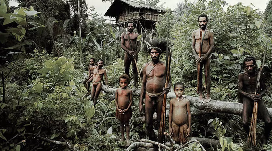 North Sentinel Island Is Nrias teb Qhov no yog lub tebchaws ntawm Sentinelians, uas kwv yees li ntawm 50 txog 400 tus neeg. Lawv tsis lees paub txhua qhov kev sib cuag nrog cov neeg sab nrauv, ntxiv rau, cov neeg txawv tebchaws twb tau tawm tsam pab pawg tshawb fawb ntau zaus. Yog li ntawd, cov kob tseem tseem yuav luag tsis tau tshawb nrhiav.