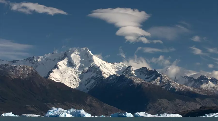 Norður Patagonia Chile Regnskógar eru sameinaðir hér með jöklum, firðum og hverum. Norður -Patagónía er eitt áhugaverðasta landslag í heimi. Núna er þetta strjálbýlasta svæði Chile, mjög erfitt að komast hingað en það er virkilega þess virði.