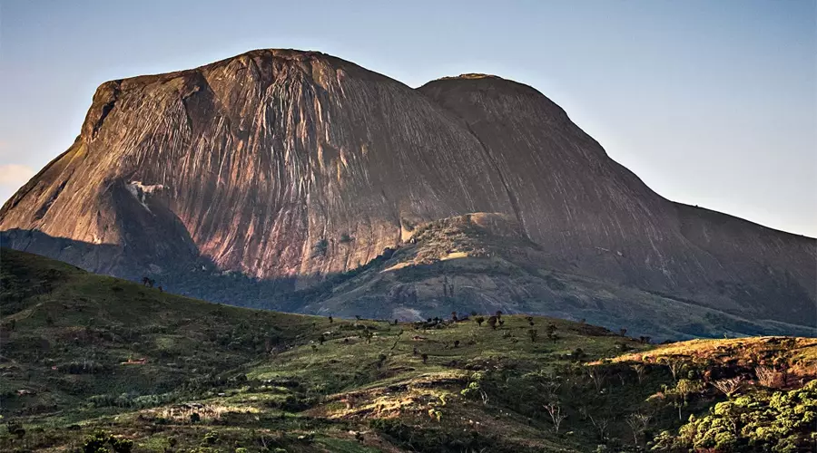 Star Mountains Papua New Guinea Lub hauv paus tseem ceeb ntawm qhov kev ncua deb ntawm Papua New Guinea yog Hindenburg Wall. Lub pob zeb limestone nce siab tshaj li ib kilometers thiab hloov mus rau hauv toj siab loj, qhov twg siab dua saum hauv av muaj cov kab ke uas tsis tau kov txij li thaum pib. Kev tshawb fawb tsis ntev los no tau nthuav tawm ntau npaum li ib txhiab hom tsiaj thiab nroj tsuag, yuav luag ib puas yam uas tshiab rau kev tshawb fawb.