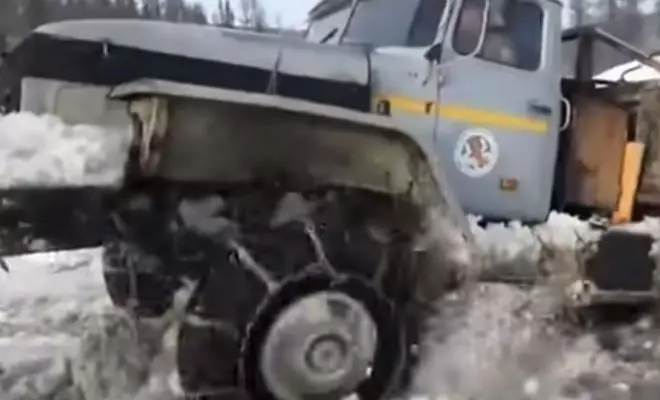 Ural 6x6: ụgbọ ala niile na-agafe n'okporo ụzọ oyi Siberia na-agaghị agafe 1586_2