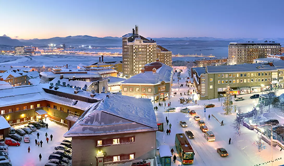 Kiruna, Suècia Hores de sol a l'any: 1680 El nom de la ciutat es pot traduir per "ocell blanc": també es representa a l'escut local. Parlem aquí d’alquímia: els locals han estat sempre dedicats a la indústria minera, que a l’edat mitjana estava indissolublement lligada a tallers d’alquímia. Kiruna es troba a 150 quilòmetres al nord del cercle polar àrtic. El sol apareix només durant un breu període del 30 de maig al 15 de juliol, la resta del temps els habitants de la ciutat es veuen obligats a suportar el crepuscle constant, convertint-se en una nit polar a l’hivern.