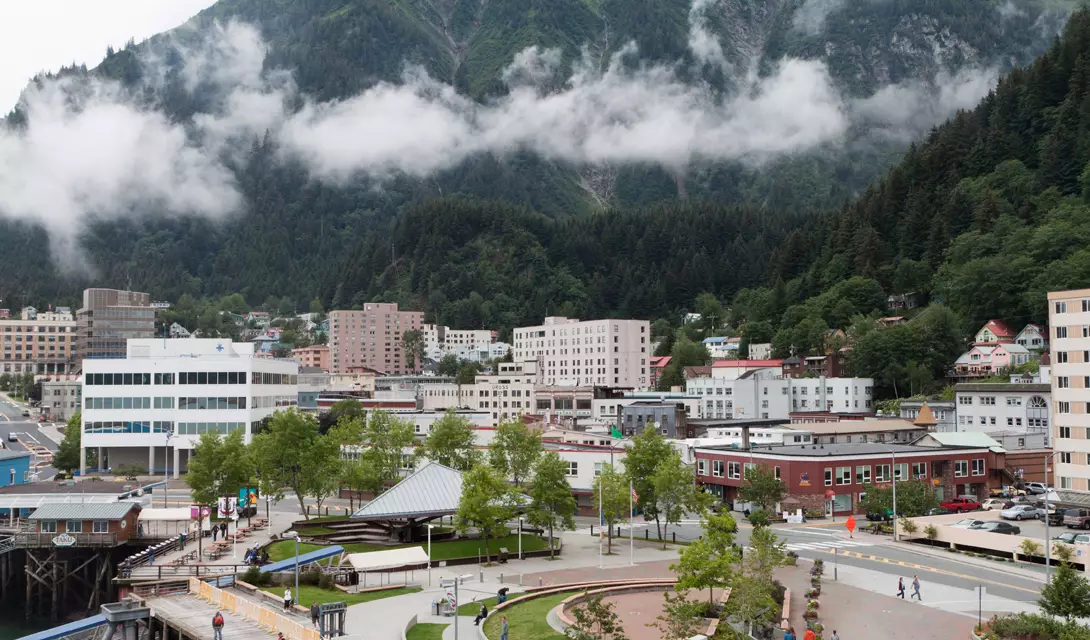 Juneau, USA Svondo pagore: 1540 Juneau inoonekwa senyika hombe yenyika muAmerica yese. Zvakasarudzika, dunhu reguta rinotora zvinosvika zviuru mazana masere nemazana mana nemakumi matatu emakiromita. Muchokwadi, 99% yenzvimbo iyi isango, makomo ane masango, pasina chero chiratidzo chebudiriro. Iyo pikicha inowedzeredzwa neinenge izere kusavapo kwezuva, izvo zvinogona kutungamira mukushushikana uye mubako troll.