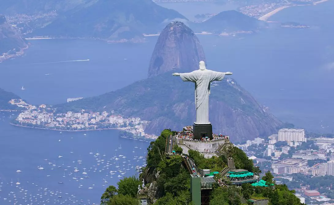 Muntanya Corcovado Rio de Janeiro, Brasil Aquesta muntanya es troba darrere de la famosa estàtua de Crist Redemptor. Escalant el cim, el valent viatger serà recompensat amb una inoblidable vista panoràmica de tot Rio de Janeiro i de la mateixa estàtua.