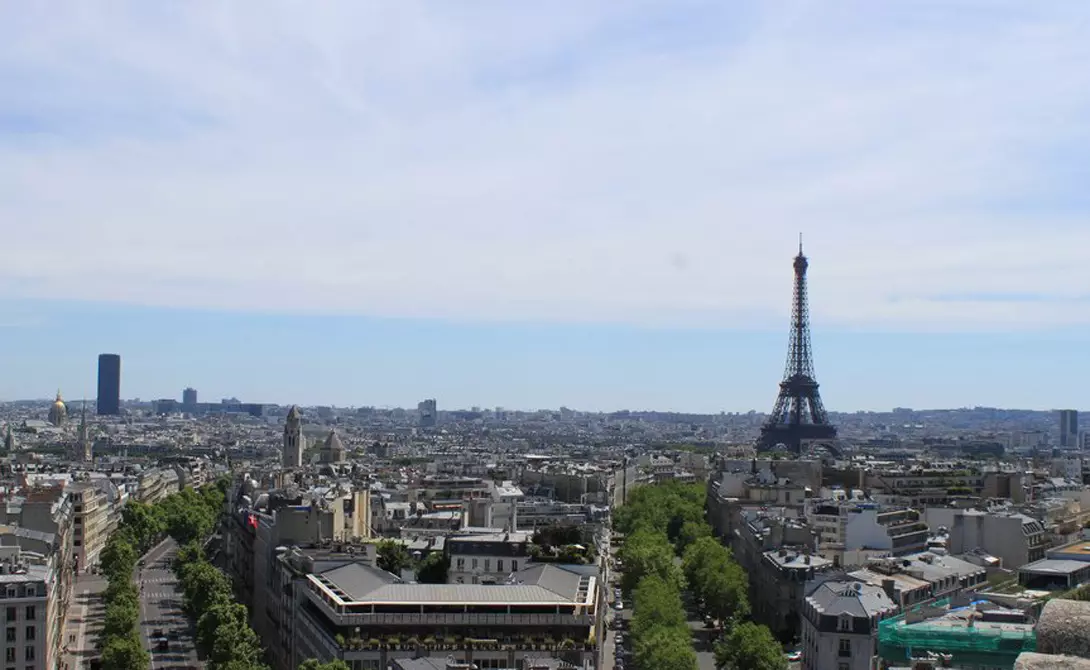 Arco do Triunfo em Paris Suba os 284 degraus da escada em espiral escondida no famoso Arco do Triunfo. Do alto, você verá não apenas Paris inteira, mas também a Torre Eiffel.