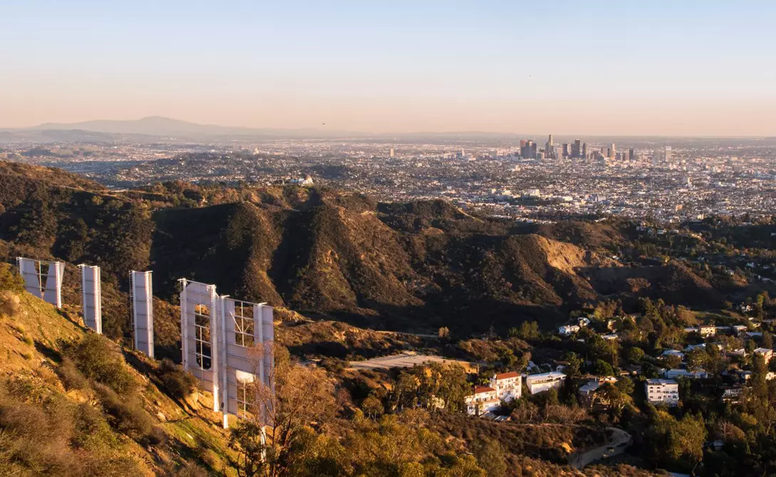 Hollywood Hills Kalifornien, USA Das Markenzeichen des modernen westlichen Kinos, ein Symbol, das den Bereich markiert, in dem das Märchen wahr wird. Es wird nicht funktionieren, an die Buchstaben selbst zu gelangen - vor vielen Jahren gab es hier mehrere Unfälle, aber man kann dahinter höher klettern.