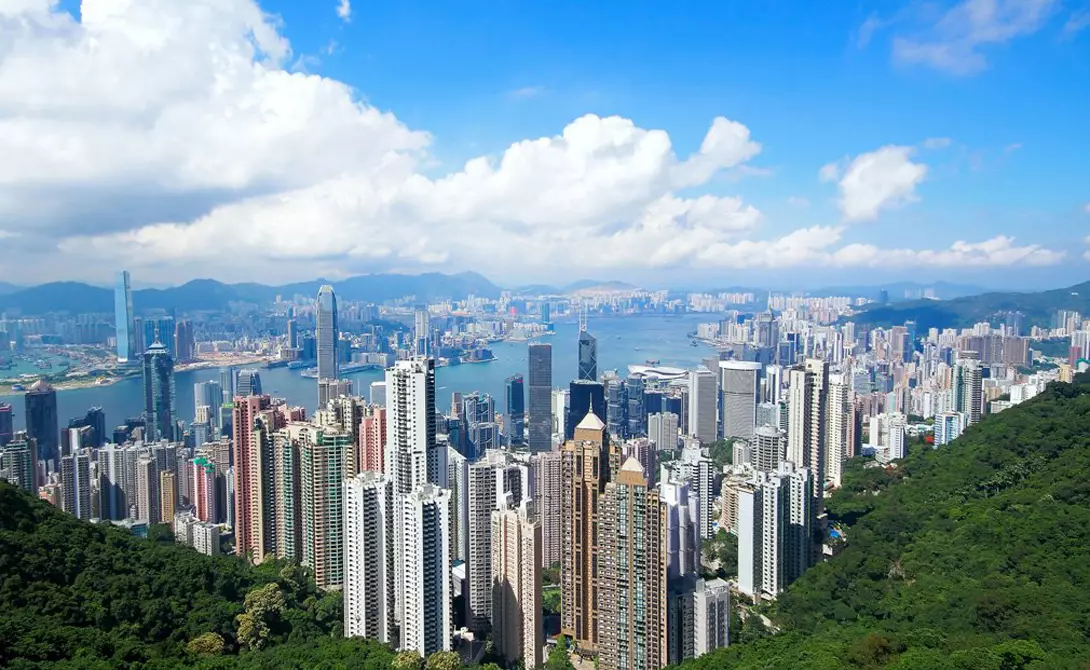 Victoria Peak Hongkong Der Victoria Peak ist zu jeder Tageszeit beeindruckend. Er ist Hongkongs höchster Berg und bietet eine großartige Aussicht auf die pulsierende Stadt. Sogar eine spezielle Straßenbahn fährt nach oben, aber es wird viel interessanter sein, auf eigene Faust zu klettern.