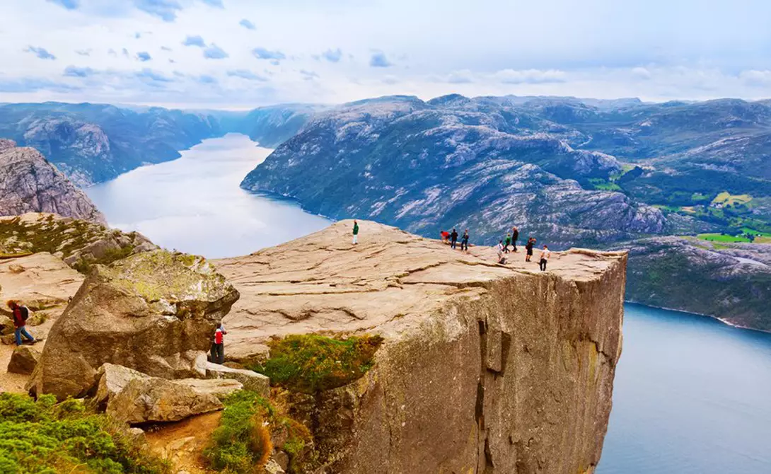 Preikestolen Norwegen Auf über 600 Metern über den Ringedalsvanten-Seen scheint die ganze Welt nur eine vage Illusion zu sein. Von April bis September sind Wanderwege für wagemutige Reisende geöffnet, aber im Winter ist es besser, sich hier nicht einzumischen.