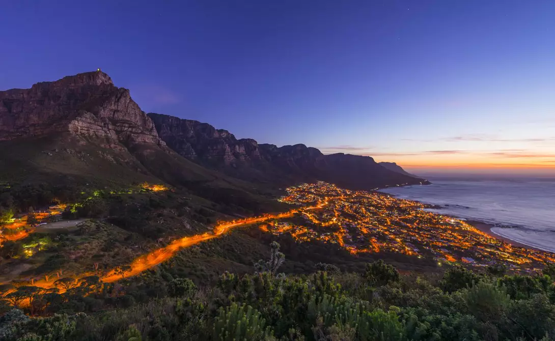 Lion's Head Kapstadt, Südafrika Nur zwei Stunden Fahrt trennen die Stadt vom Gipfel, von dem Sie ganz Kapstadt überblicken können. Sie können die andere Seite hinuntergehen, um sich an der langen und normalerweise menschenleeren Küste von Tabl Bay wiederzufinden.