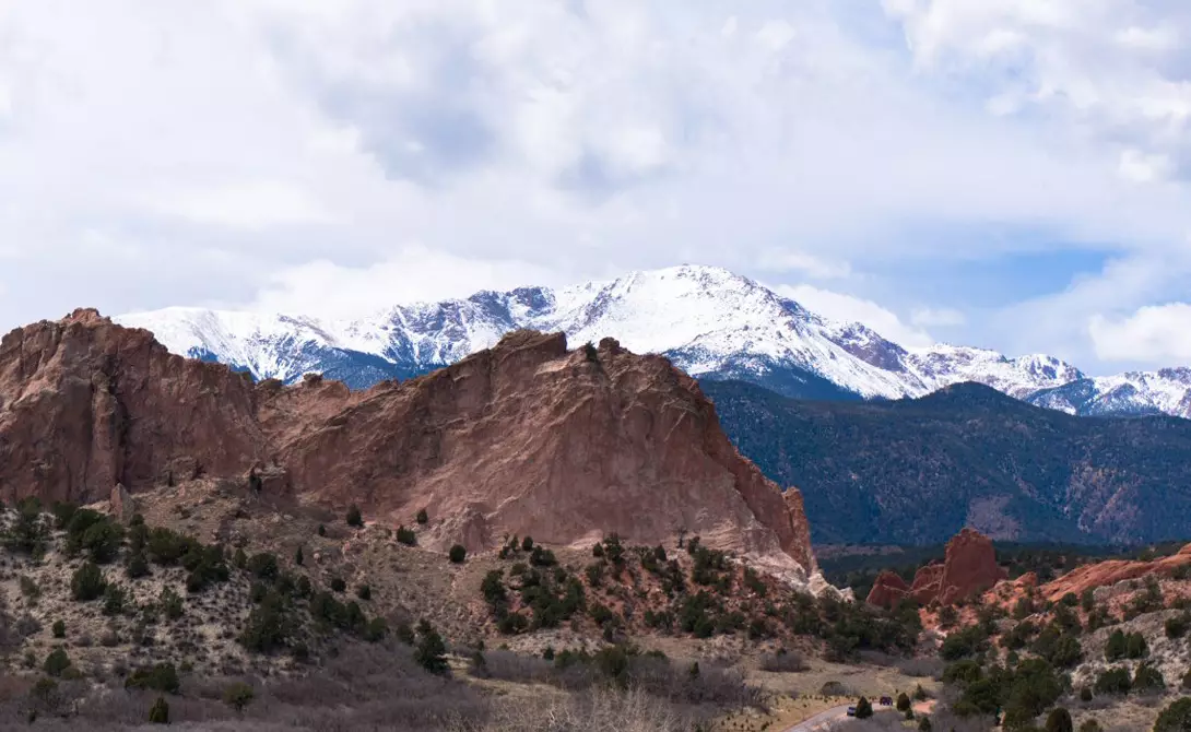 Pikes Peak Colorado, USA Es hat alles, was ein Tourist braucht. Pikes Peak ist das ganze Jahr über für die Öffentlichkeit zugänglich und seine sorgfältig präparierten Wanderwege sind selbst für müde Reisende erreichbar.