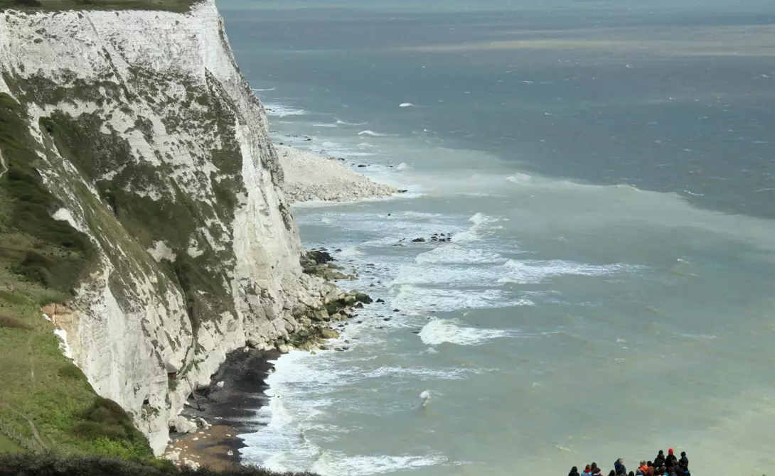 White Rocks of Dover England Die legendären White Rocks werden in vielen Legenden gefeiert. Sie können bei typisch englischem Wetter entlang der Küste spazieren oder ganz nach oben klettern, um eine wirklich beeindruckende Aussicht zu genießen.