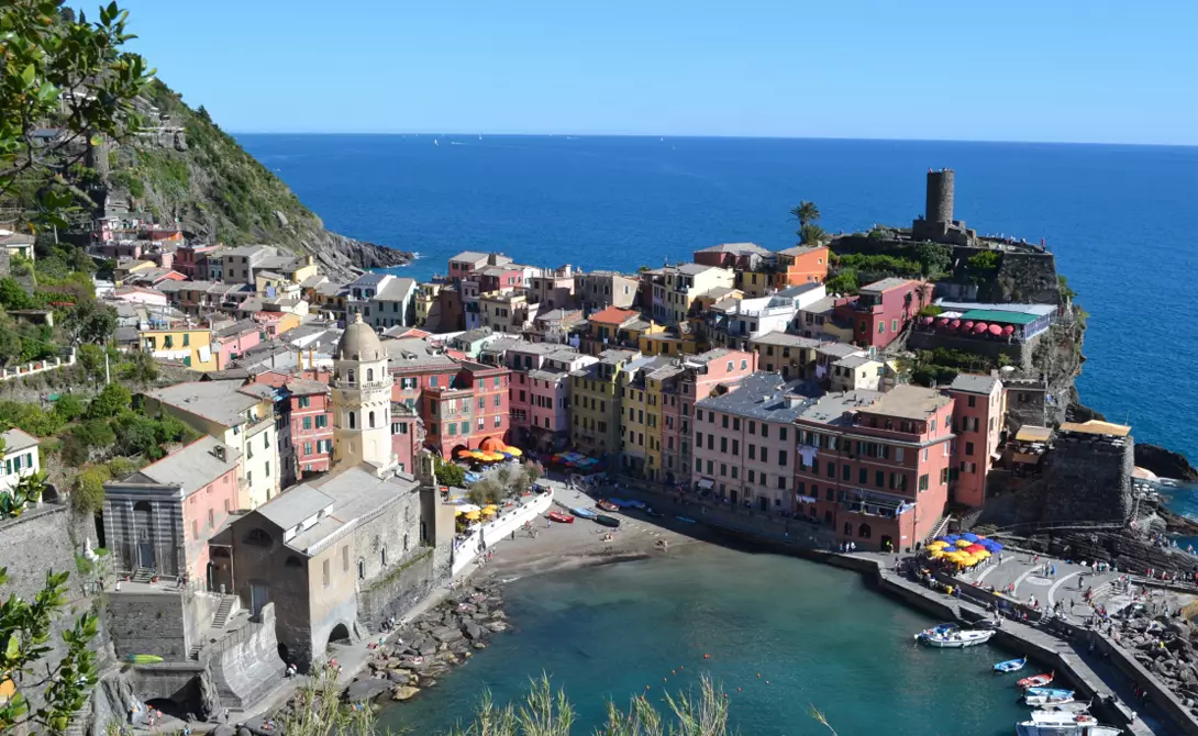 Cinque Terre Italy დარჩით ღამით ვერნაცაში და გაემგზავრეთ დილის მწვერვალის დასაპყრობად. იტალიის სანაპირო ჰგავს ნამდვილ ზღაპარს, დაწერილი რენესანსის ოსტატების მიერ.