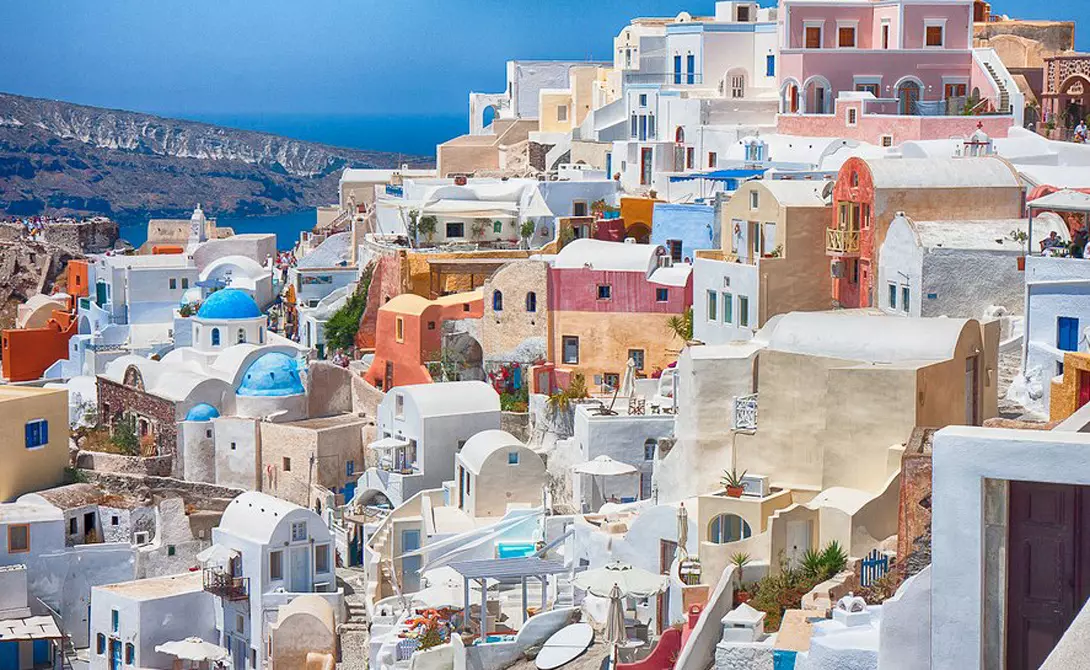 Santorini Grécia Para obter a foto perfeita, você deve escalar as encostas íngremes de Santorini. Este é um lugar de culto, que não recomendamos que você perca.