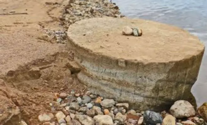 Ili forĵetis akvon de la lago kaj trovis la fundamentojn de praa vilaĝo