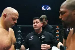 Fedor Emelianenko haltigis furiozan kontraŭulon en la unua raŭndo