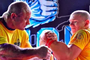 Armwrestling chanpyon bat vanyan de fwa gwosè li