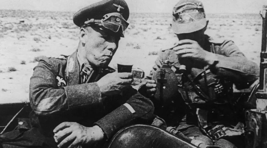 Ebe akụ nke Rommel Desert Fox a ma ama nwetara njedebe na Ọktoba 3, 1942, mgbe ndị agha nke asatọ Montgomery nọ na mwakpo ahụ. A ghaghị ịchekwa akụ a kwakọbara n'oge mkpọsa nke North Africa: Rommel kwajuru ihe niile n'elu ọtụtụ ụgbọ mmiri ndị a na -ebunye, nke ga -ezute ụgbọ mmiri okpuru mmiri German na oke osimiri. Mana na Germany (na ebe ọ bụla) ihe ịchọ mma Afrịka apụtaghị ọzọ. Dị ka otu nsụgharị si kwuo, ọchịagha okpuru mmiri ahụ kpuchiri ihe niile dị na mmiri dị n'okpuru mmiri, na -adịghị anya na ụsọ oké osimiri North Africa.