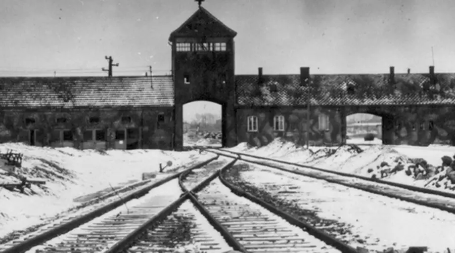 Ndị Britain nọ na Auschwitz N'ime akwụkwọ Auschwitz, ndị agha jikọrọ aka chọtara ọtụtụ akụkọ gbasara ndị ihe ọjọọ nọ na hel a. A chọtara otu n'ime ndepụta na nchekwa onye ọchịagha - aha 17 nke ndị agha Britain furu efu na mbido agha ahụ. N'okpuru aha nke ọ bụla, e nwere ihe edeturu "ugbu a", "ọ dịghị mgbe" na "kemgbe ahụ": ọtụtụ ndị na -akwado echiche nkata ọjọọ na ụdị aghụghọ yiri ya na -egosi na ha na -ekwu maka ndị njem oge.