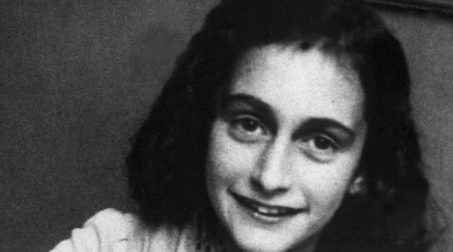 Onye raara Anne Frank Akwụkwọ ndetu nke obere nwa nwanyị, nke ezinụlọ ya na -ezobe ndị Nazi afọ abụọ na Amsterdam nwere, ghọrọ otu n'ime akara ọjọọ nke Agha Secondwa nke Abụọ. Ndị ọkọ akụkọ ihe mere eme na -agbalị kemgbe afọ iri asaa iji chọpụta onye n'ime ndị ikwu ya nyere ndị ọrụ SS mgbaba Anna.