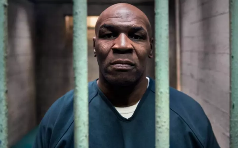 Mike Tyson przysiady Kiedy Tyson był w więzieniu, opracował własną rutynę przysiadów. Wygląda to dość prosto, ale uwierz mi, trudno będzie to powtórzyć. Umieść 10 kart w linii prostej, odległość między kartami powinna wynosić około 10 cm Stojąc nad pierwszą kartą w linii zrób przysiad i podnieś ją. Przejdź do następnej karty, podczas kucania połóż pierwszą kartę na drugiej. Teraz zrób kolejny przysiad, żeby ją odzyskać. Teraz przywołaj drugą kartę. Przejdź do następnej karty i powtarzaj wszystko jeszcze raz, aż w rezultacie zbierzesz wszystkie 10 kart.