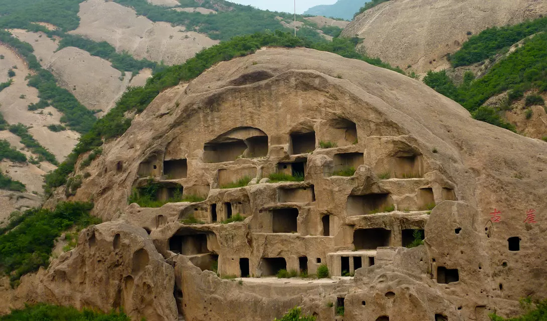 Yanking China Shpella madhështore Yanking ndodhen 80 kilometra nga Pekini. Ishte këtu që u gjetën eshtrat e kafshëve të lashta që u përdorën në mjekësinë kineze si kocka dragoi. Askush nuk e di saktësisht se kur janë ndërtuar këto shtëpi: gjithsej janë 117 shpella, në të cilat shkencëtarët kanë gjetur gjurmë të banimit njerëzor.