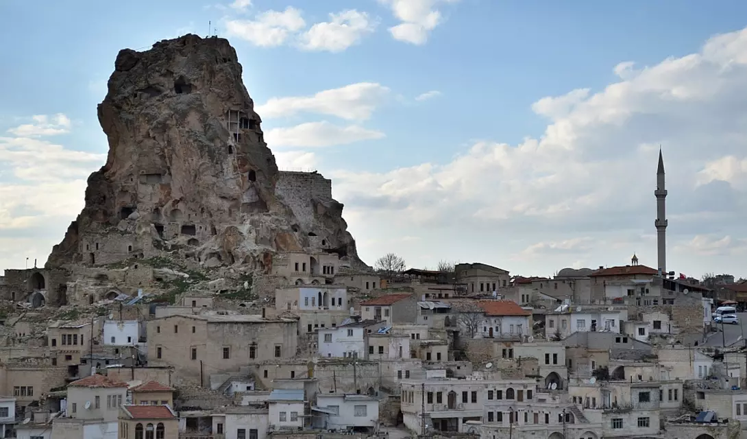 Ortahisar Turkija Ortahisar hija belt fl-għoljiet mimlija bi djar b'żewġ sulari li ilhom vojta għal sekli sħaħ. Issa għaddej xogħol ta 'restawr hawn u, dalwaqt, anke lukanda se tinfetaħ.