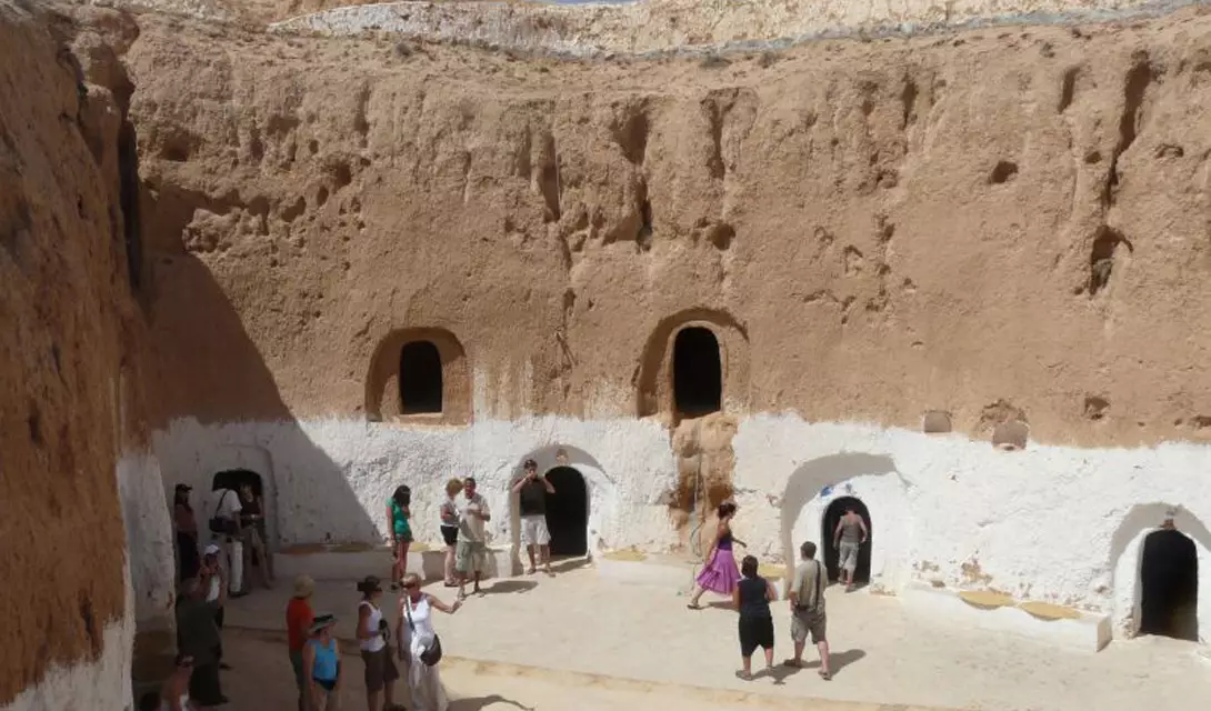 Matmata Tunisia Cosa ti ricordano questi edifici? Esatto, Guerre Stellari! Queste tradizionali case rupestri a Matmata mostrano come i berberi si siano adattati a vivere nel caldo deserto tunisino.