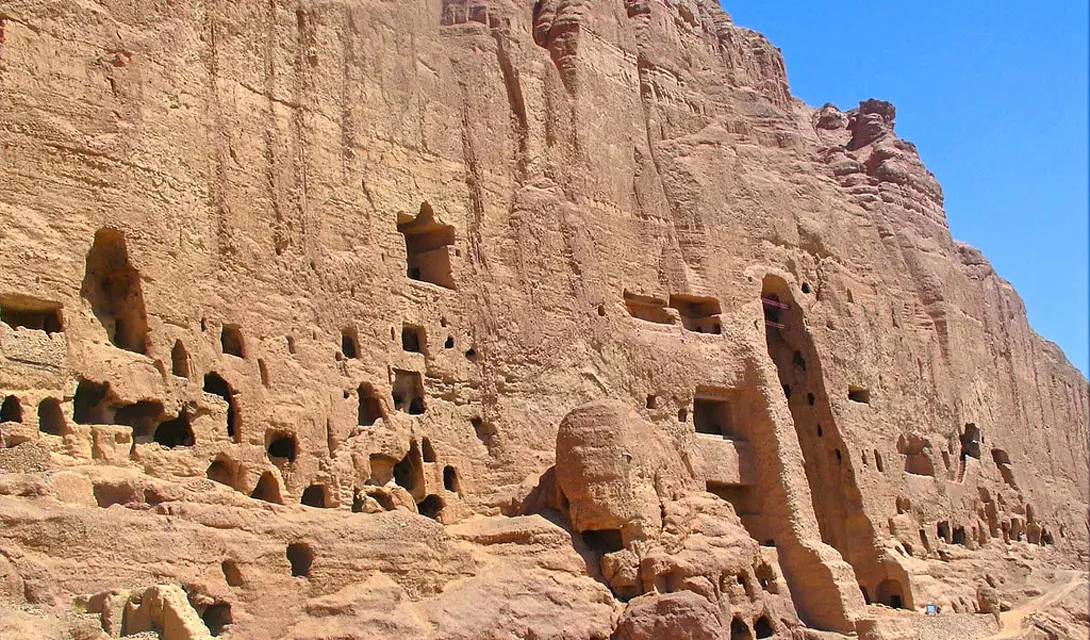 Bamiyan-hellar Afganistan Áður en langur fjöldi styrjalda breytti Afganistan í ferðamannastað sem var farinn, voru Bamiyan-hellarnir eitt frægasta kennileiti landsins. Þeir voru búnir til af tvö þúsund búddamunkum sem bjuggu hér sem einsetumenn. Síðar voru hellarnir notaðir af talibönum sem skjól.