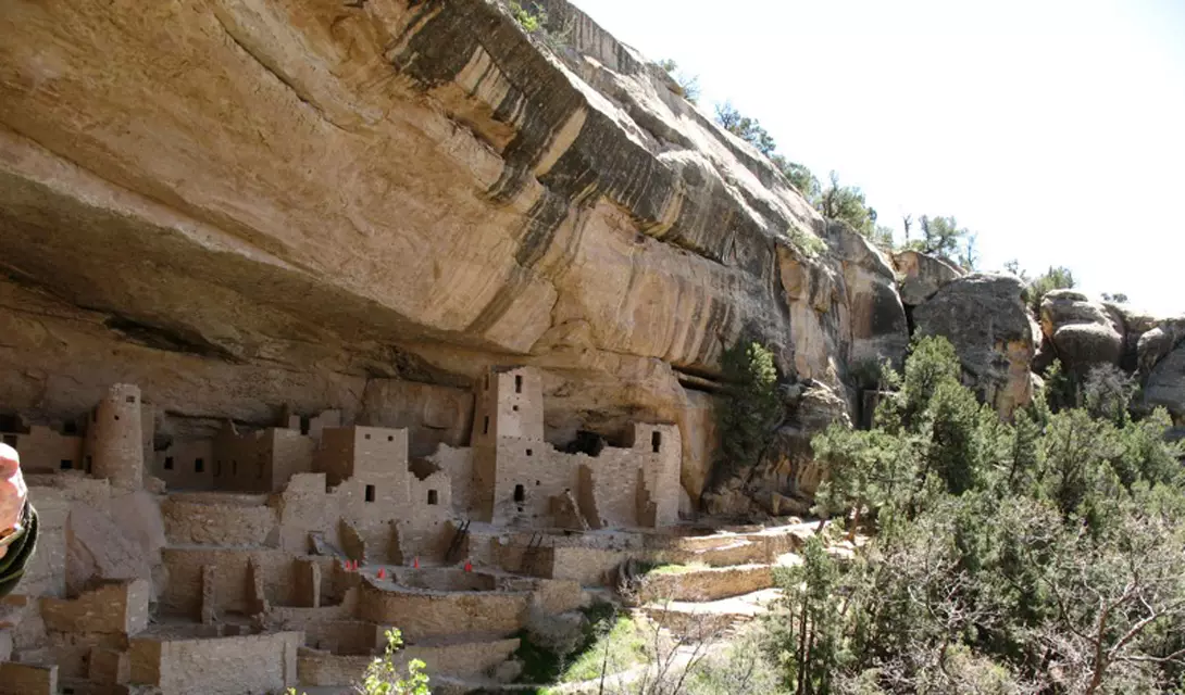 Mesa Verde សហរដ្ឋអាមេរិចលំនៅដ្ឋានរូងភ្នំ Mesa Verde គឺជាកន្លែងបុរាណវិទ្យាអភិរក្សដ៏ល្អបំផុតមួយនៅអាមេរិកខាងជើង។ ប្រជាជននៅទីនេះរហូតដល់ចុងឆ្នាំ ១២៧០ នៅពេលដែលប្រជាជនបានចាប់ផ្តើមធ្វើចំណាកស្រុកទៅភាគខាងត្បូងទៅញូម៉ិកស៊ិកនិងអារីហ្សូណា។