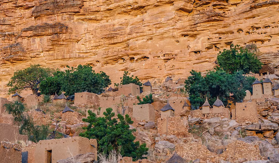 Bandiagara Mali Hin hefðbundnu Dogon þorp Bandiagara eru beitt staðsett hátt fyrir ofan slétturnar, umkringd bröttum gljúfrum. Bandiagara er nú uppáhalds áfangastaður klettaklifrara.