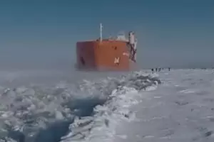 เรือตัดน้ำแข็งที่ Yenisei เผชิญหน้ากับความโง่เขลาของชาวประมงในฤดูหนาว