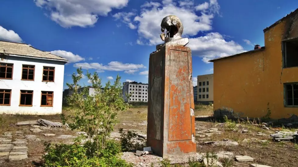 Kadykchanas Šis vardas išverstas iš lygios kalbos, „Mirties slėnis“. Stalininių represijų metu į Kadykchaną buvo atvežti kaliniai iš visos šalies. Po karo čia buvo kasama anglis, kasyklos beveik nebuvo pritaikytos žmonėms. Siaubinga, tačiau tokia padėtis tęsėsi iki 1996 m., Kai sprogo viena iš minų. Visi darbai buvo uždaryti ir miestas tiesiog mirė.