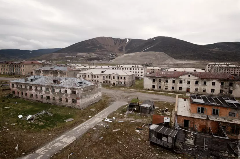 Iultinas Ir šis miestas žuvo sumažėjus gamybai. 1953 m. „Iultin“ buvo pastatytas tiesiai didžiausioje šalies polimetalinėje gamykloje. Kasyklose ir rūdų apdorojimo gamykloje dirbo beveik 7 tūkst. Iki 1996 m. Čia liko tik kelios dešimtys šeimų, tačiau dabar Iultinas visiškai tapo miestu vaiduokliu.