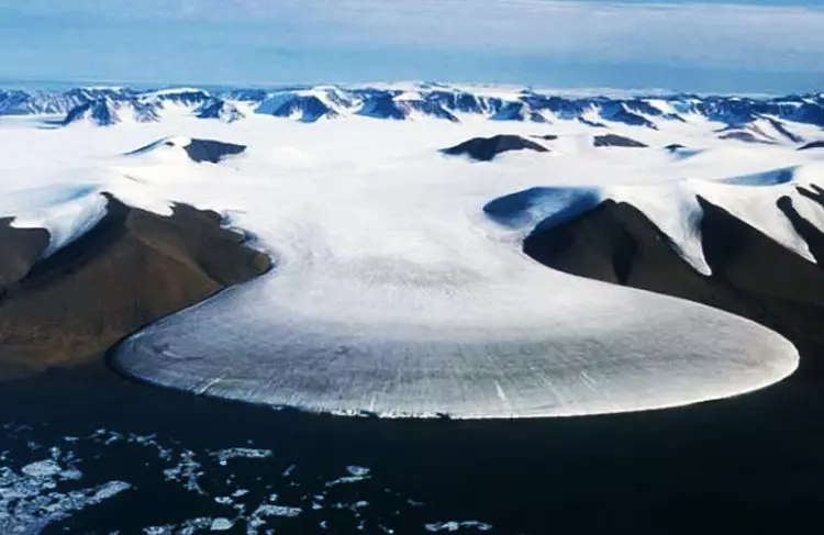 Eismitte ، جرينلاند المنطقة مغطاة بالكامل بالجليد. في الأشهر الأكثر برودة ، يمكن أن تنخفض درجات الحرارة إلى -64.9 درجة مئوية