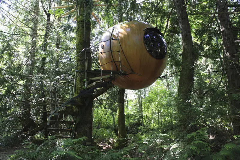 Hogar del espíritu libre Columbia Británica, Canadá Esta esfera de madera futurista se puede suspender literalmente de cualquier cosa: una roca, un árbol, un puente, por lo que no hay necesidad de cimientos. Y puedes entrar usando una escalera de cuerda o un puente colgante. Los soportes en las partes superior e inferior de la esfera la protegen del balanceo, pero si quita el inferior, se balanceará como en un columpio.