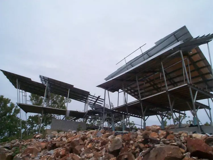 Rozak House Darwin, Australië Er zijn stalen eieren nodig om een ​​huis op palen te bouwen in het land van cyclonen. Zelfs als deze woningen door een nieuwe orkaan zonder elektriciteit zitten, zullen zonnepanelen en regenwateropvangsystemen de bewoners in staat stellen om van zelfvoorziening te leven. Tot het huis is herbouwd.