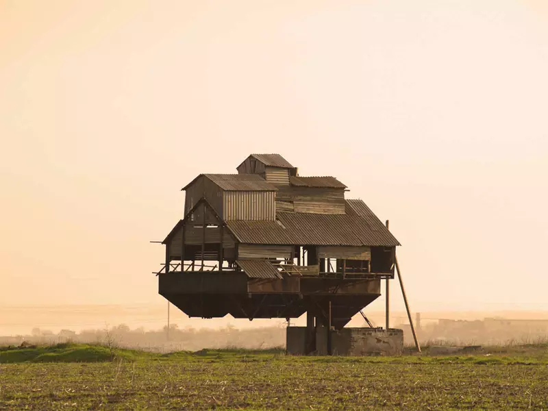 Soaring Castle Ikrèn Sa a, kanpe sou yon sipò sèl, yon Farmhouse ta sèvi kòm yon seri pafè pou yon fim syans fiksyon. Yo kwè ke sa a se yon depo pou angrè mineral sipli, men li sanble tankou si etranje te gen yon men nan kreyasyon li yo.