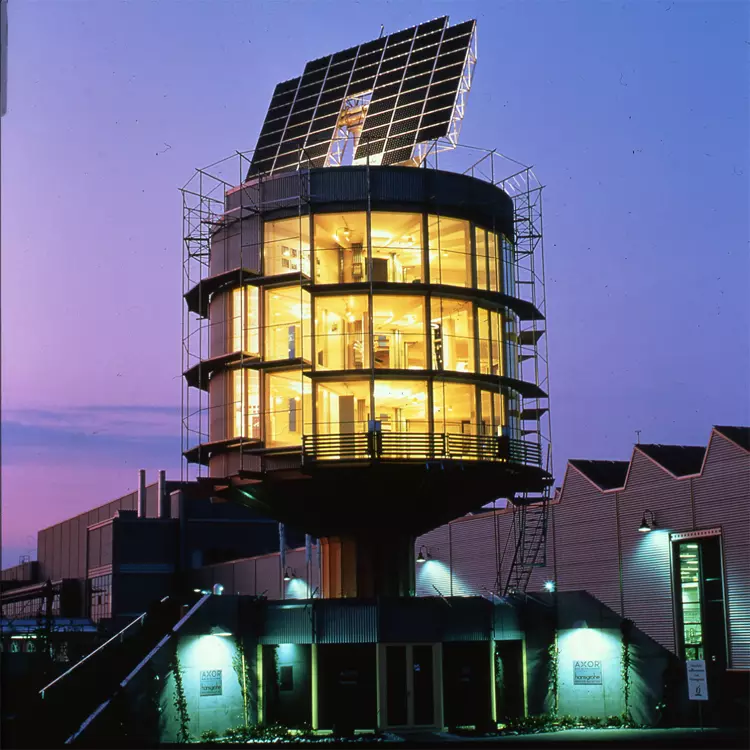 Heliotroop draaiend huis Freiburg, Duitsland Een fervent milieuactivist-architect Rolf Disch heeft een huis op zonne-energie gebouwd. In de winter draait deze milieuvriendelijke behuizing zijn gevel naar de zon, waardoor het hele huis wordt verwarmd, en in de zomer keert hij zich juist af van het licht, wat zorgt voor een goede thermische isolatie. Wonen in een constant draaiend gebouw klinkt niet erg comfortabel, maar het is het risico waard om het milieu te sparen.