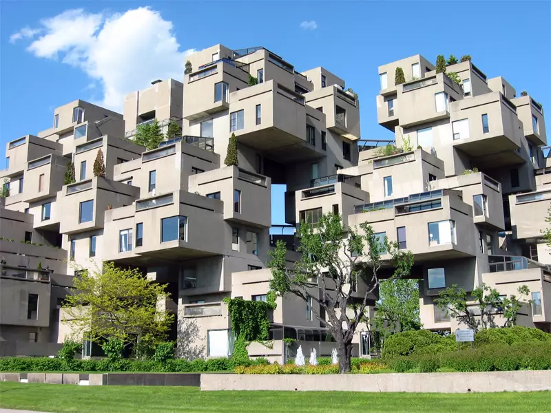 Habitat 67 Montreal, Kanada Waɗannan cubes 354 na kankare, waɗanda ba a iya tunawa da wuraren zama, waɗanda Moshe Safdie ya ƙera a 1966-1967. Ganin kamar an gina su daga tubalin Lego, waɗannan ɗakunan suna zama abin tunatarwa ga mazaunan Montreal na cunkoson biranen zamani. Koyaya, mazaunanta ba su cika farin ciki da cewa Habitat 67 an san shi da masu yawon shakatawa a duniya a matsayin gida mafi dacewa don horo da gasa.