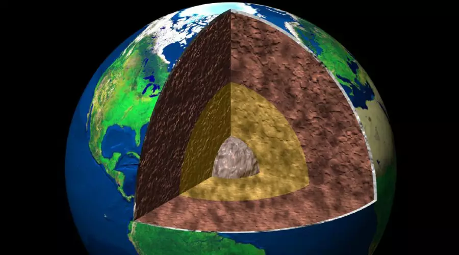 Núcleo interno Sorprendentemente, el núcleo interno del planeta se formó hace solo unos 100 millones de años a partir de un cristal de hierro microscópico. Hoy en día, este núcleo constituye el 0,5% de la masa de la Tierra; es una bola increíblemente densa de níquel y hierro, cuya superficie es tan caliente como el Sol. Los científicos nunca podrán penetrar a una profundidad tan increíble, las condiciones aquí son tan duras que ni siquiera se proponen ideas teóricas para crear un aparato de tunelización. Juzgue usted mismo: lo que en general puede soportar 6000 grados centígrados y una presión de 3,5 millones de atmósferas.