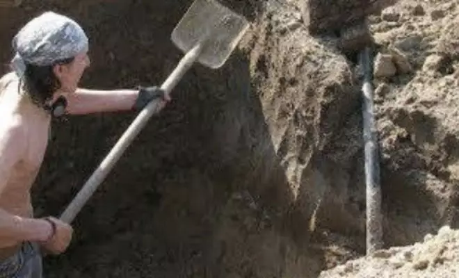 O tesouro estava sob os pés: os construtores de estradas enganchados em um monte dourado