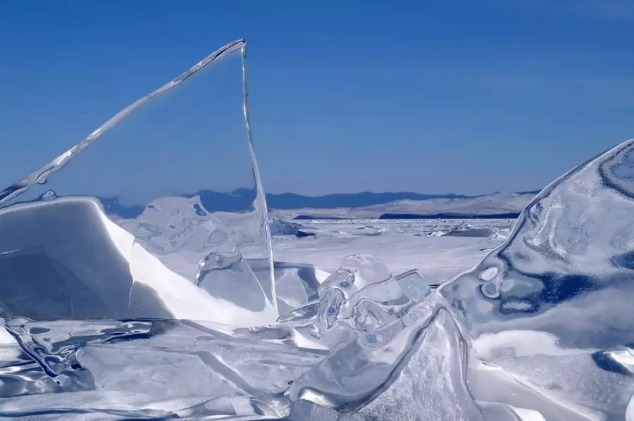 Íshæðir Þessar hæðir birtast aðeins á ís Baikalvatns. Þeir fundust á þriðja áratugnum en sérfræðingar Baikal Limnological Station skilja enn ekki eðli útlits holra íshella inni.