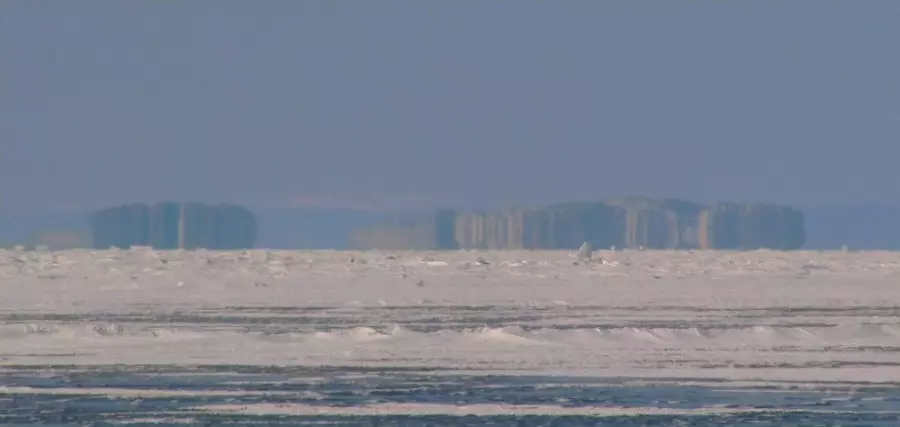 Mirages Mirages má ekki aðeins finna í eyðimörkum, heldur einnig í víðáttumikli Baikalvatns. Heimamenn sjá oft kastala, flak og heilar eyjar hér. Vísindamenn telja að vatn vatnsins haldist kalt í djúpinu, jafnvel á heitu sumri - á þessum tíma mun mismunur á mismunandi þéttleika loftlaga brjóta sólargeisla á sérstakan hátt og hræða fólk með fordæmalausum myndum.